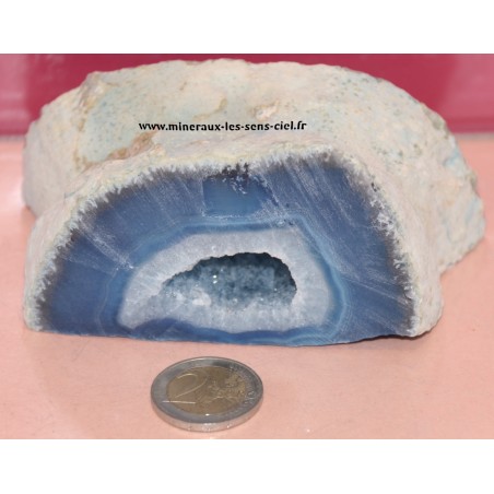 géode de pierre agate bleue brute poli